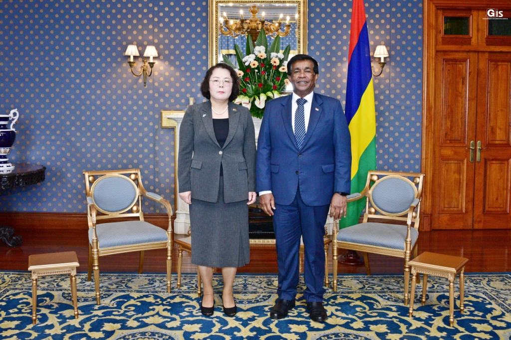 Ambassador of the Republic of Korea presents credentials to President ...