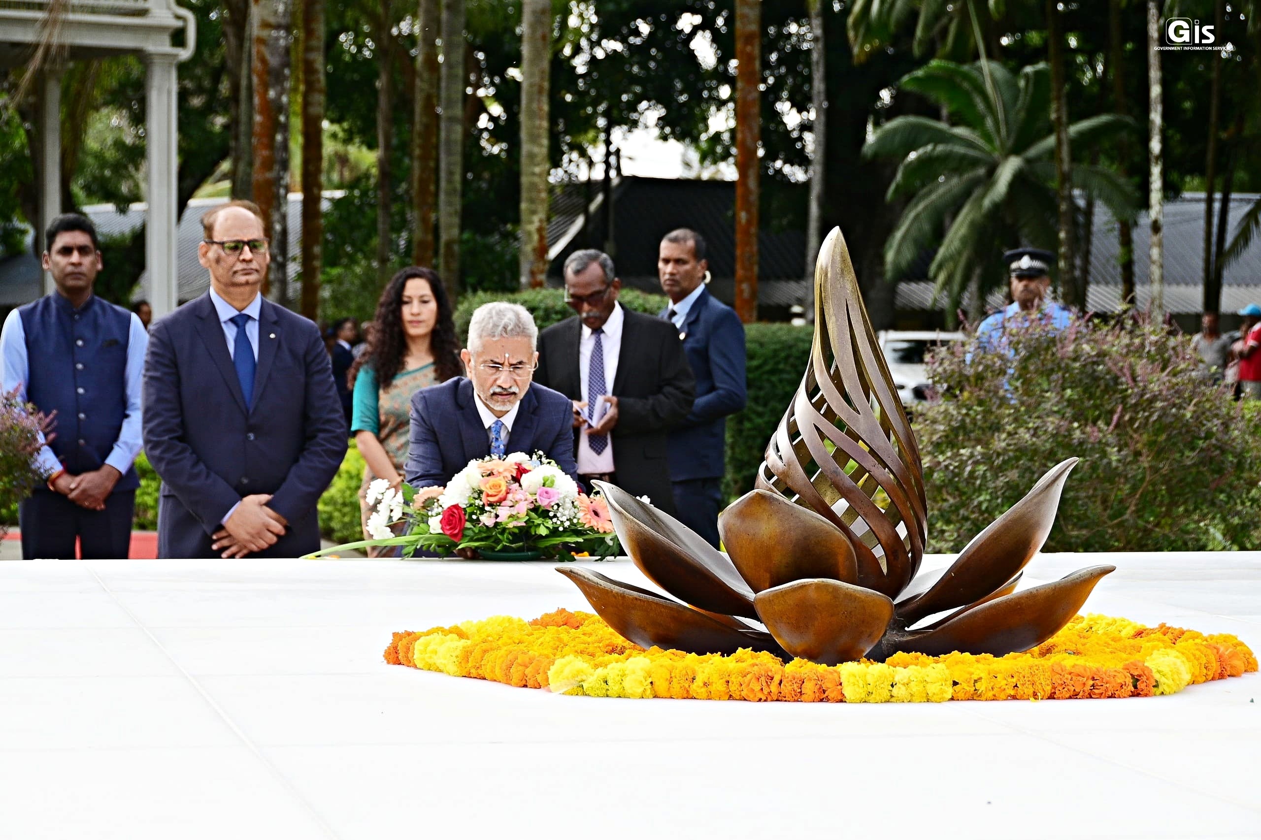 Indian External Affairs Minister pays tribute to SAJ and SSR