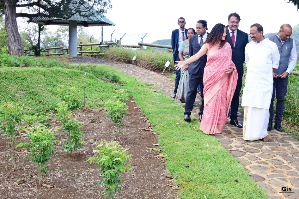 Indian State Minister Muraleedharan pays courtesy call on President Roopun
