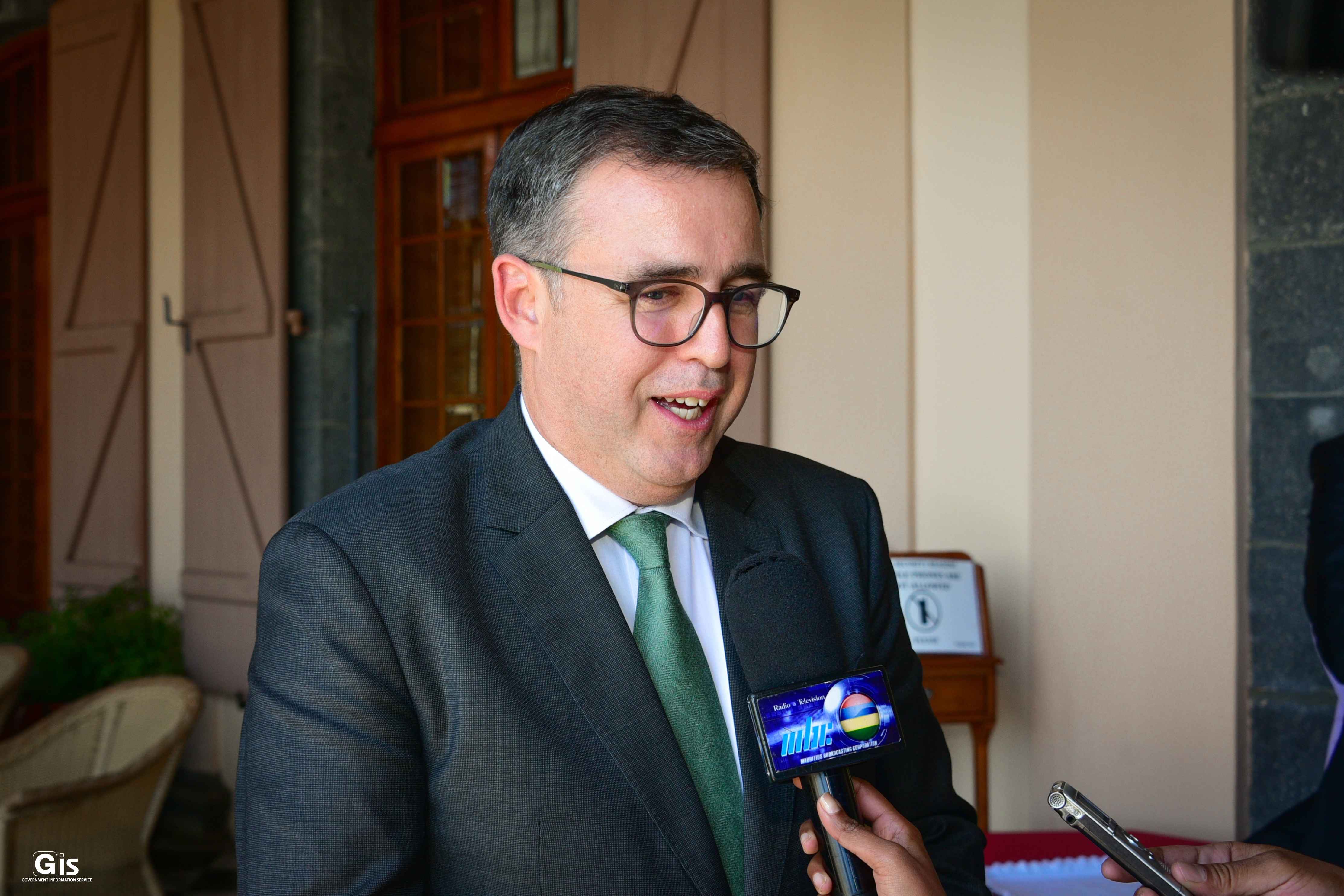 Irish Ambassador presents Credentials to President Roopun