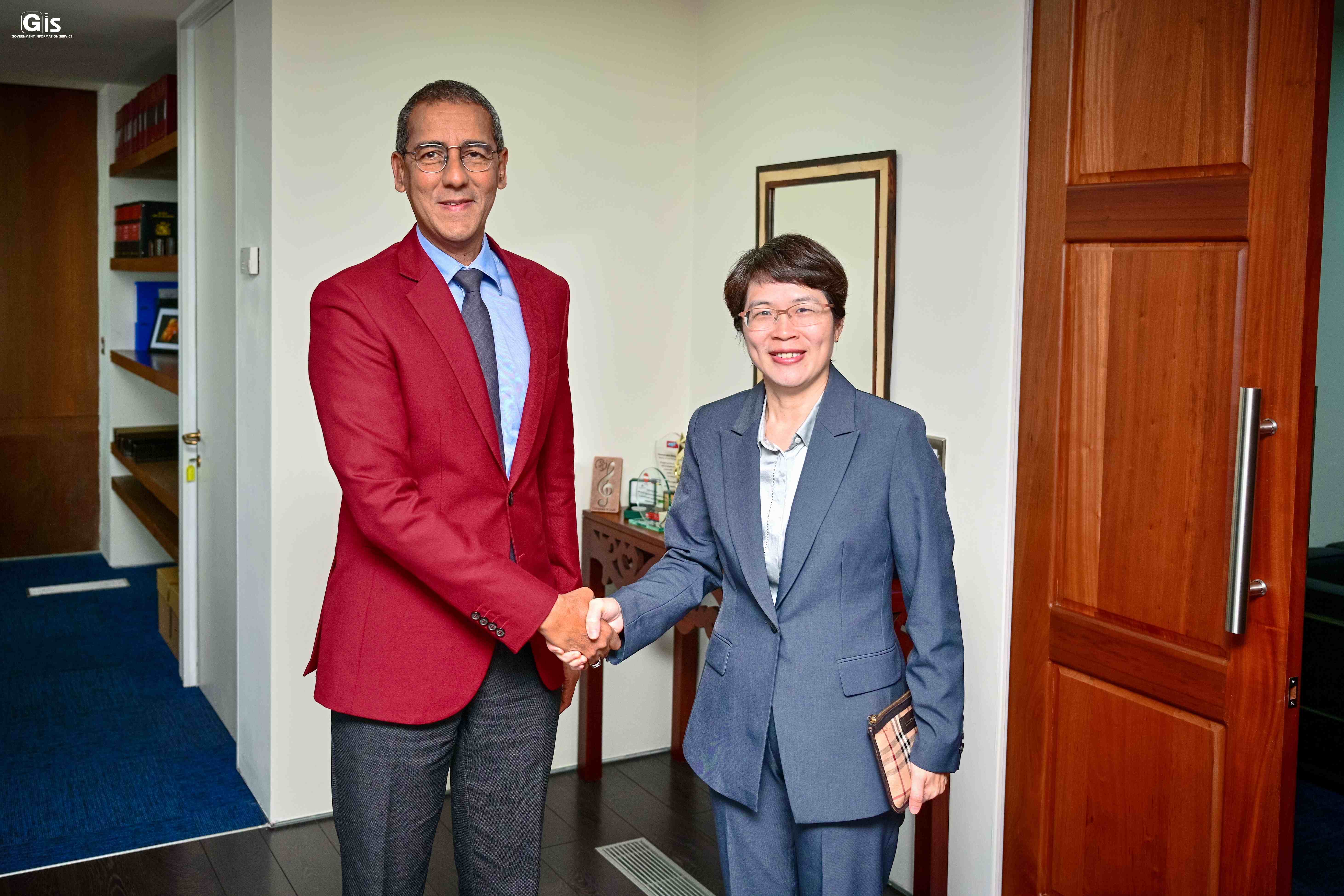 Mauritius and China explore deeper ties in land transport sector