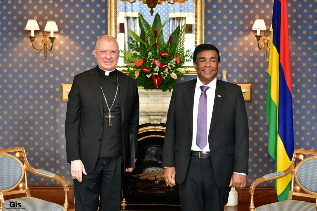 Mgr Paolo Rocco Gualtieri pays farewell call on President Roopun