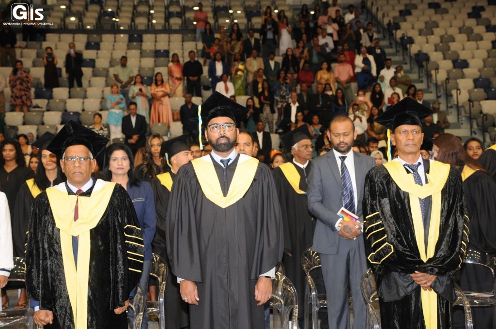 Minister Bholah remits certificates to successful graduates of the ...