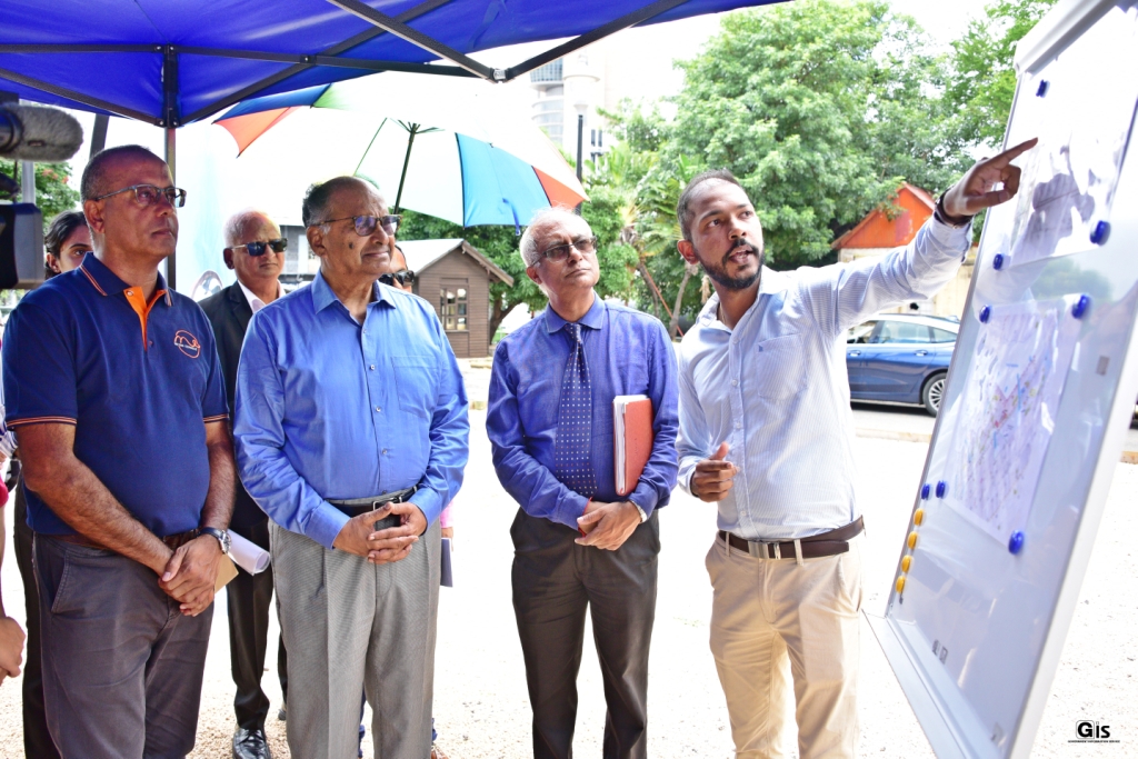 Minister Ganoo effects site visit in connection with the construction ...