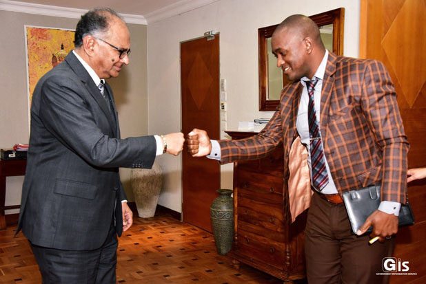 Minister Ganoo meets new Adviser and Manager of Commonwealth Climate ...