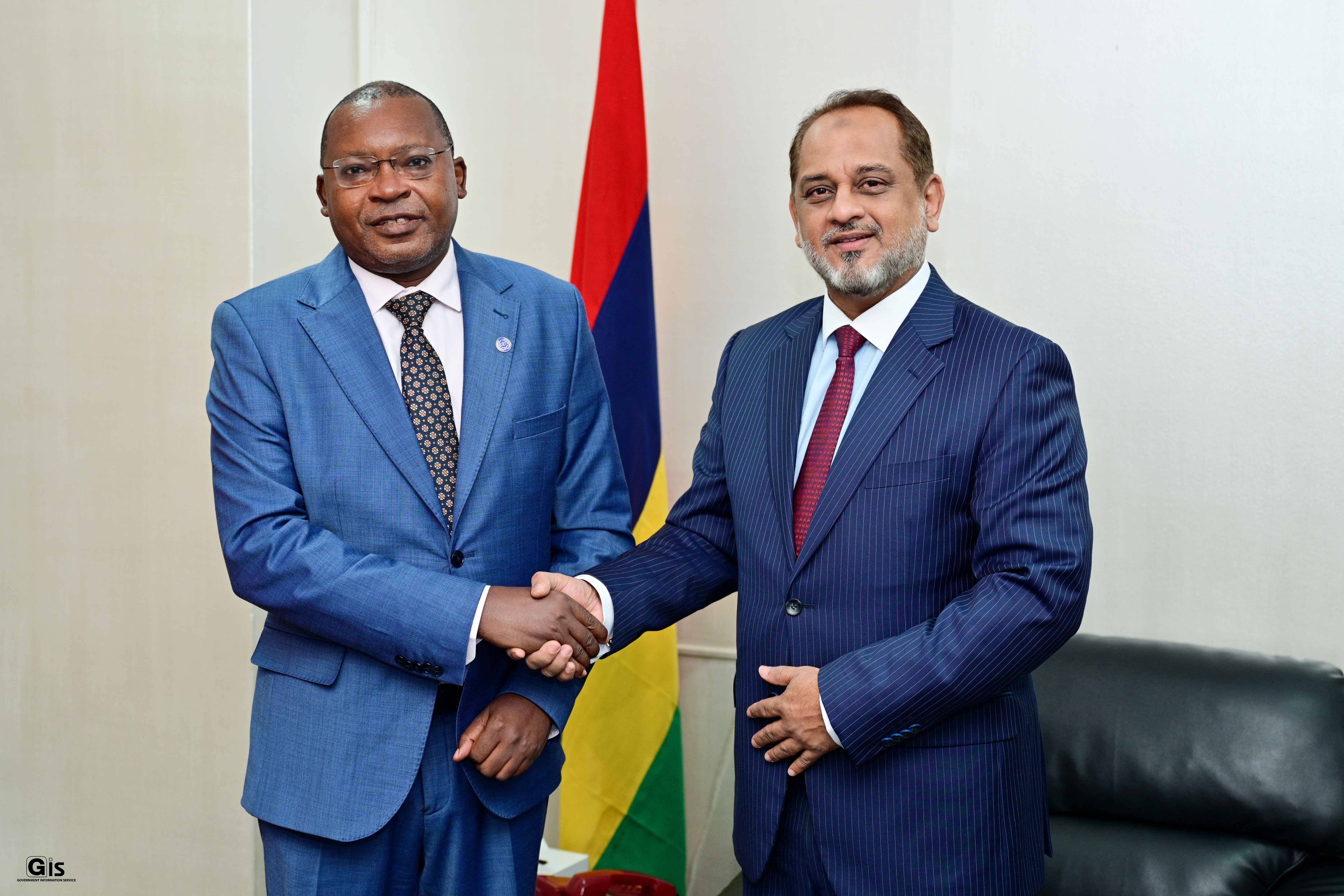 Minister Uteem and ILO Country Office Director discuss key labour issues