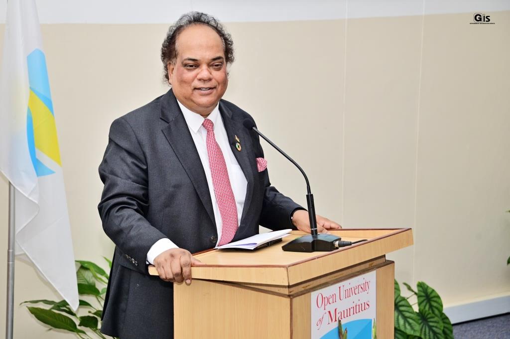Open University of Mauritius honours the memory of SSR