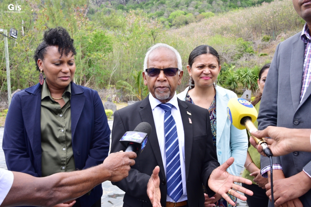 President Gokhool lays wreaths at different sites to pay tribute to ...