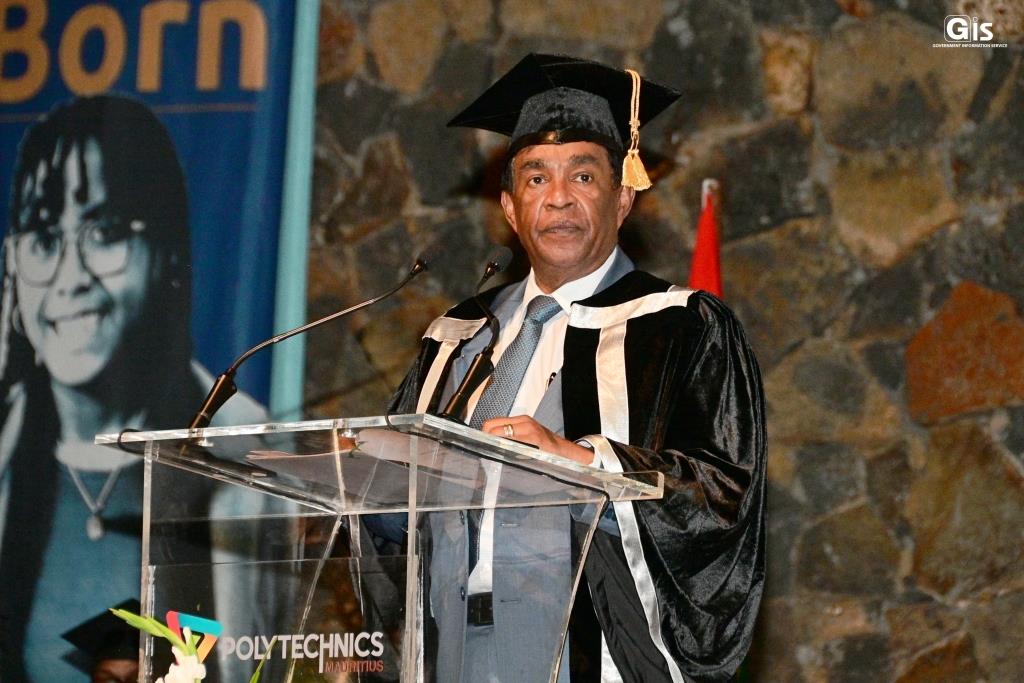 President Roopun remits certificates to new graduates of Polytechnics ...
