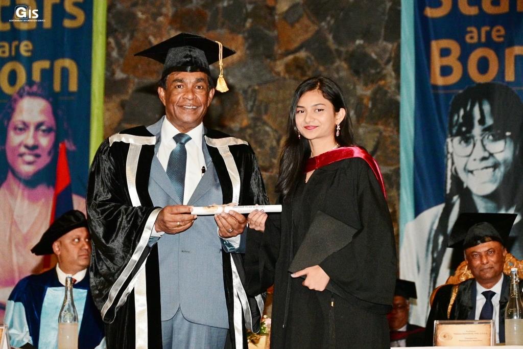 President Roopun remits certificates to new graduates of Polytechnics ...