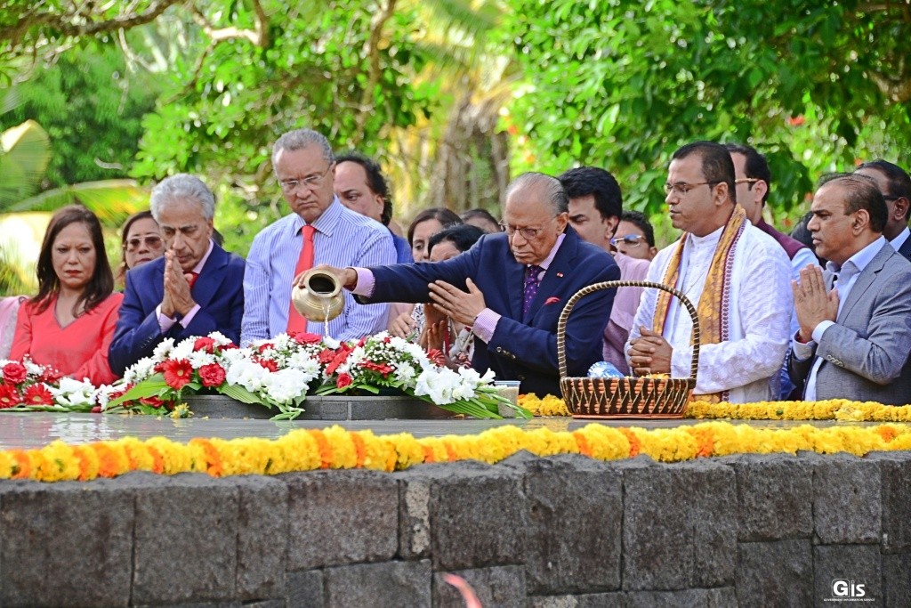 Prime Minister Ramgoolam Pays tribute to SSR, Father of the Nation