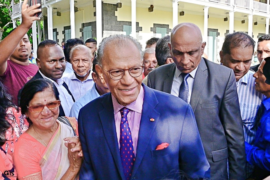 Prime Minister Ramgoolam Pays tribute to SSR, Father of the Nation