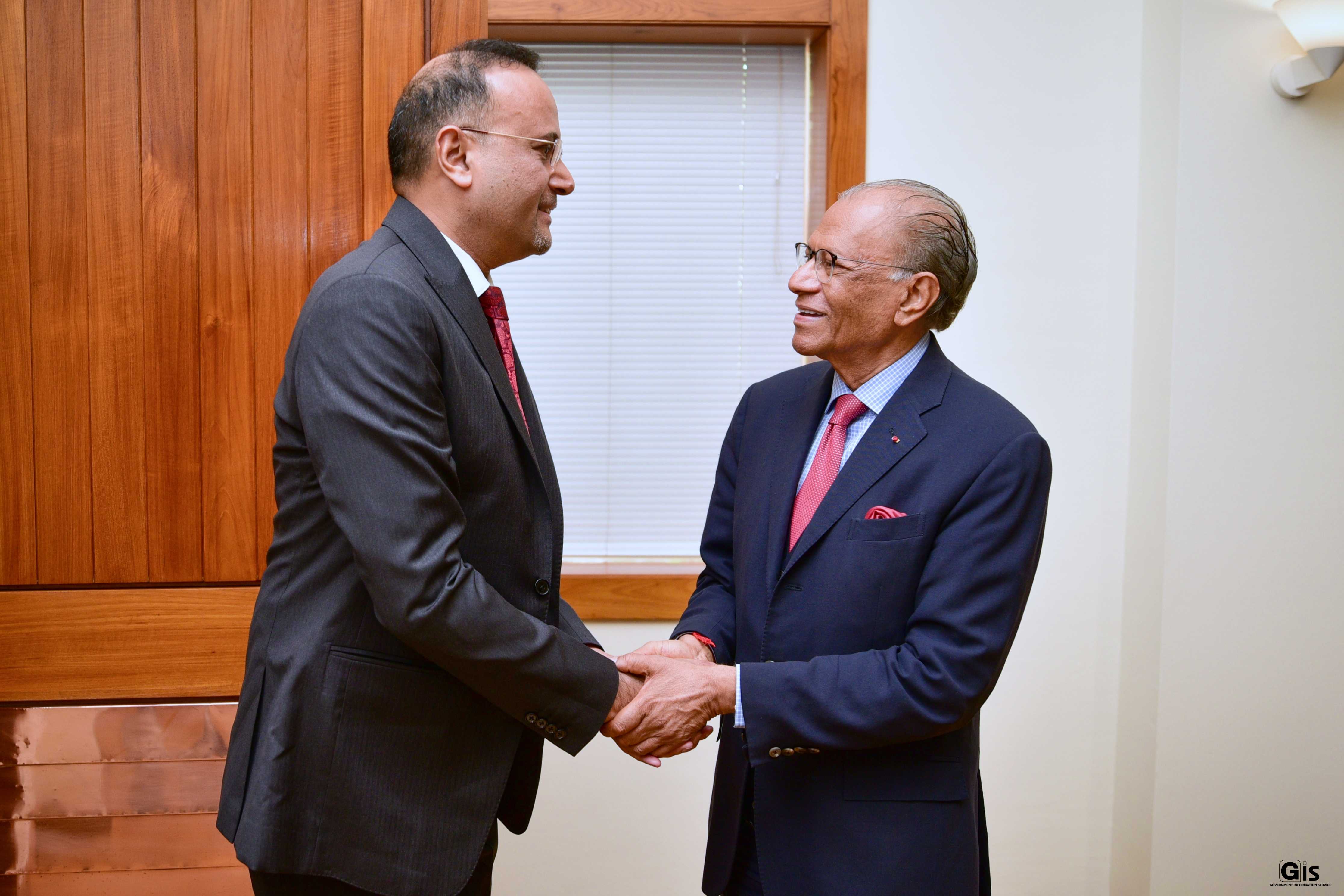 Prime Minister Ramgoolam receives newly appointed Indian High Commissioner