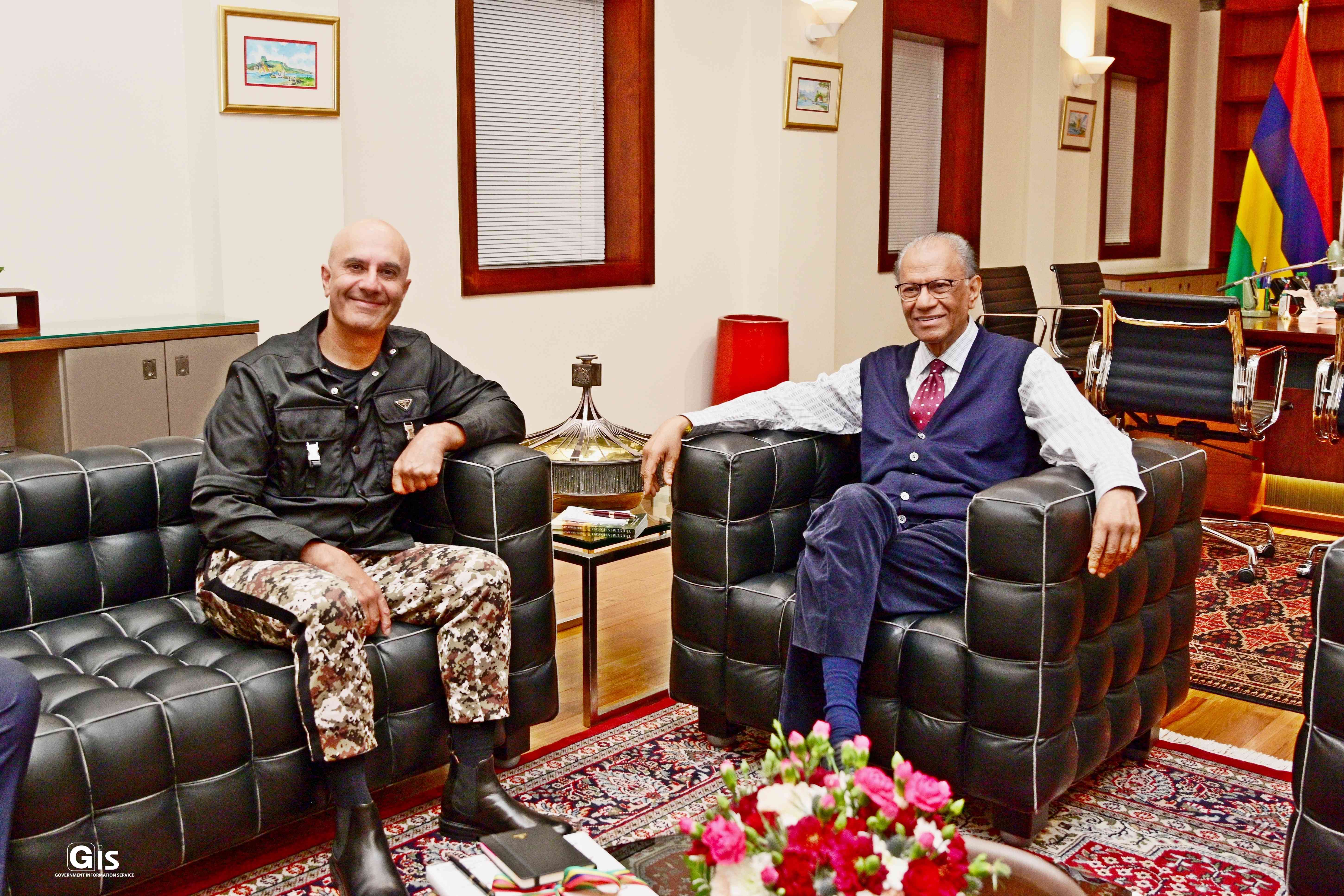 Prime Minister shares meaningful exchanges on leadership with Robin Sharma