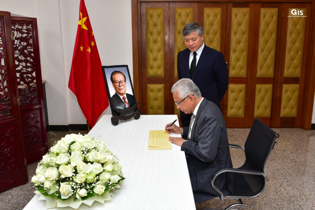 Prime Minister signs Book of Condolences of former Chinese President ...