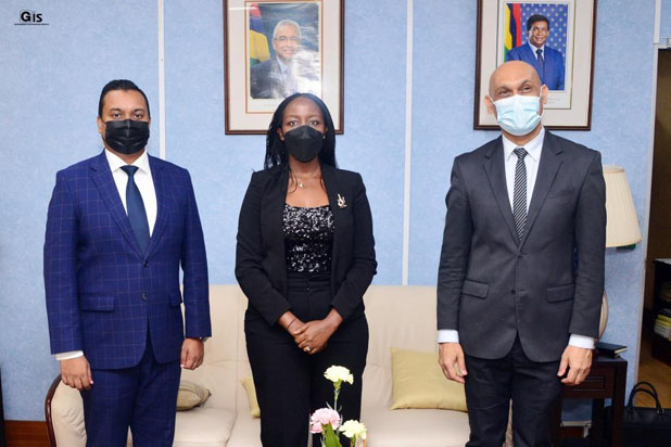 Rwanda's Minister of ICT and Innovation meets Mauritian Health Minister