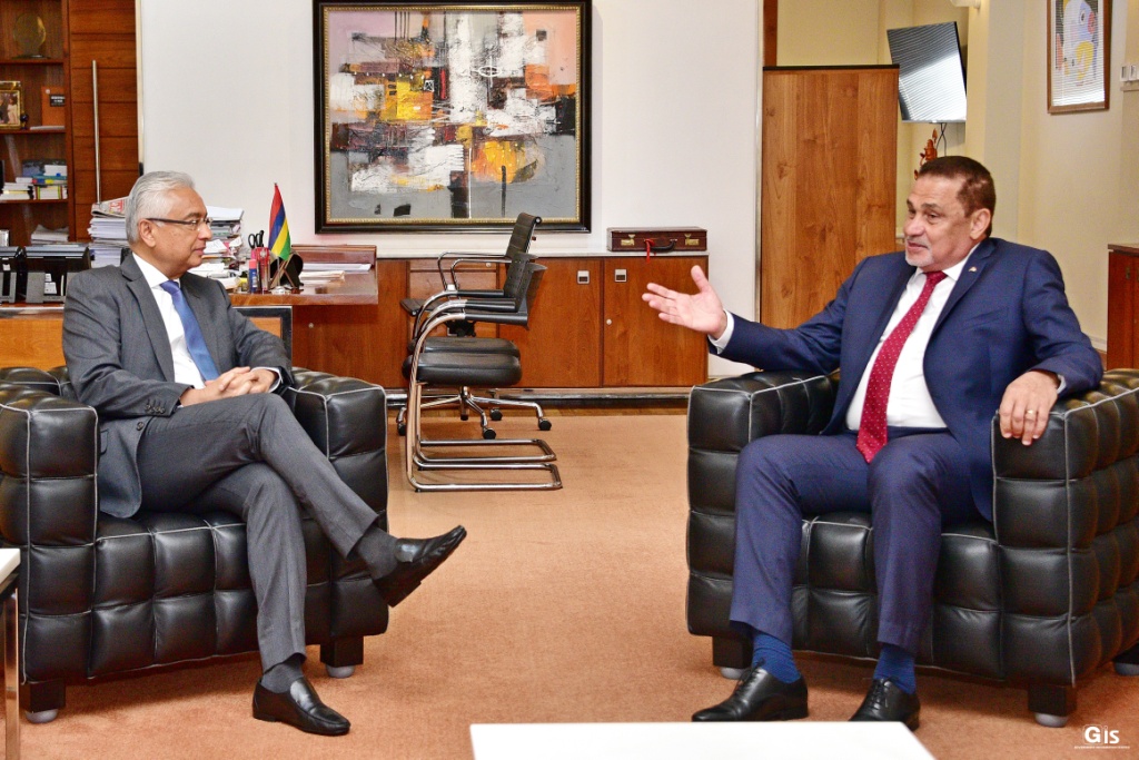 Seychelles Minister of Foreign Affairs and Tourism meets the Prime Minister