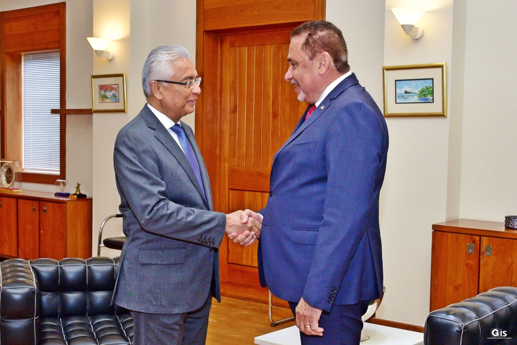Seychelles Minister of Foreign Affairs and Tourism meets the Prime Minister