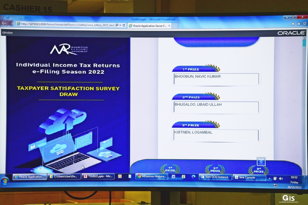 Three winners of Taxpayer Satisfaction Survey draw rewarded by Director General of the MRA