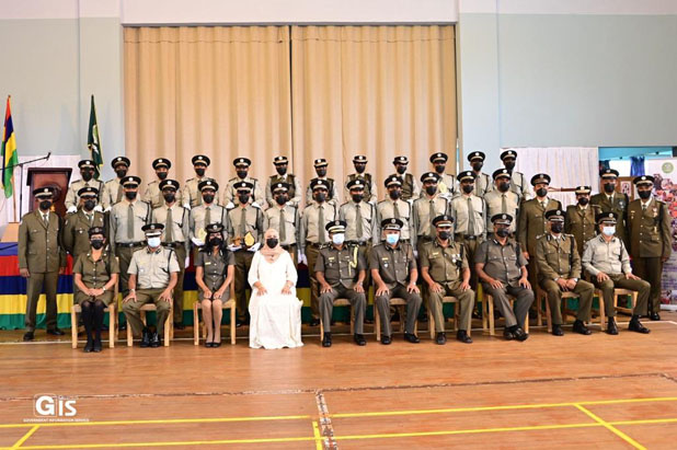 Trainee Prison Officers take oath of allegiance and receive certificates