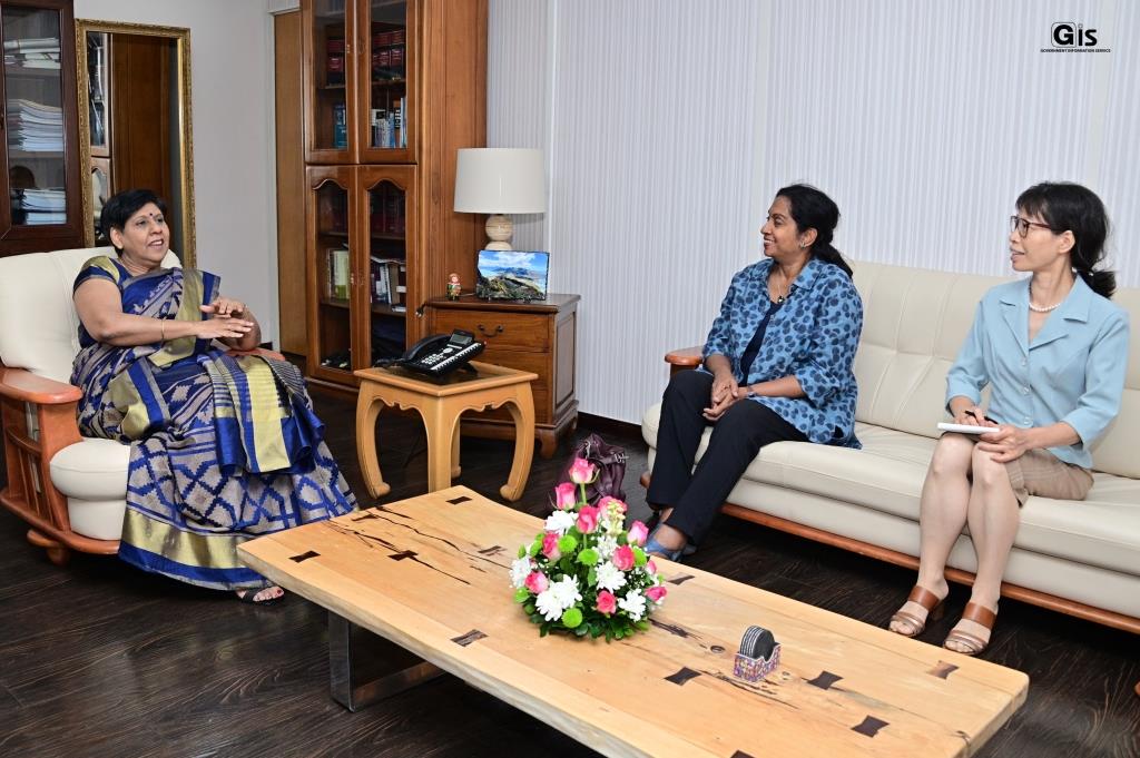 UNCTAD Director pays courtesy call on Vice Prime Minister Dookun-Luchoomun UNCTAD Director pays courtesy call on Vice Prime Minister Dookun-Luchoomun