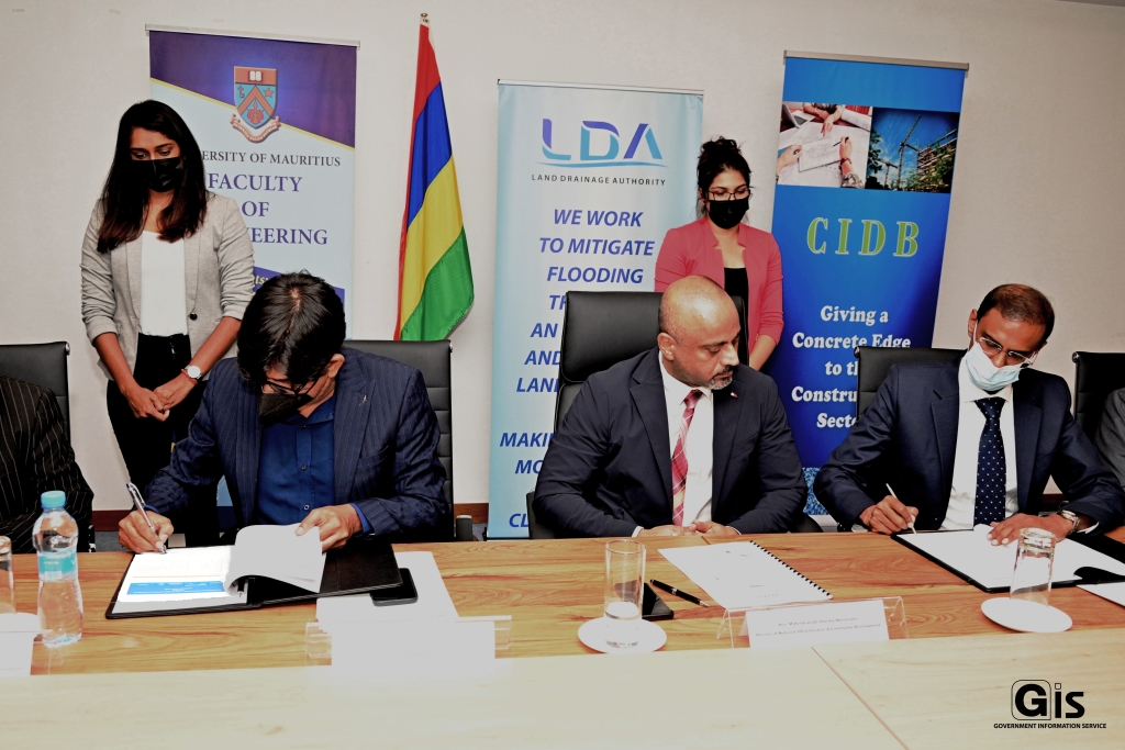 University of Mauritius signs MoU with Construction Industry ...
