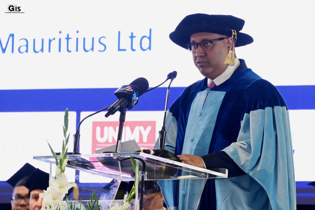 VPM Dookun-Luchoomun graces graduation ceremony of Polytechnics Mauritius