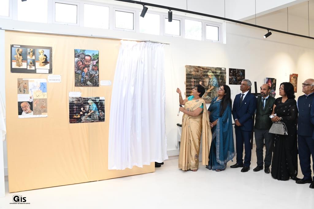 VPM Dookun-Luchoomun launches art exhibition showcasing best artworks ...