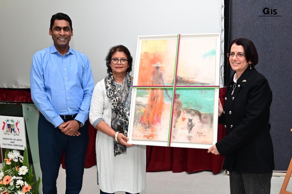 Minister Teeluck presents artworks of Mauritian artists to Egyptian ...