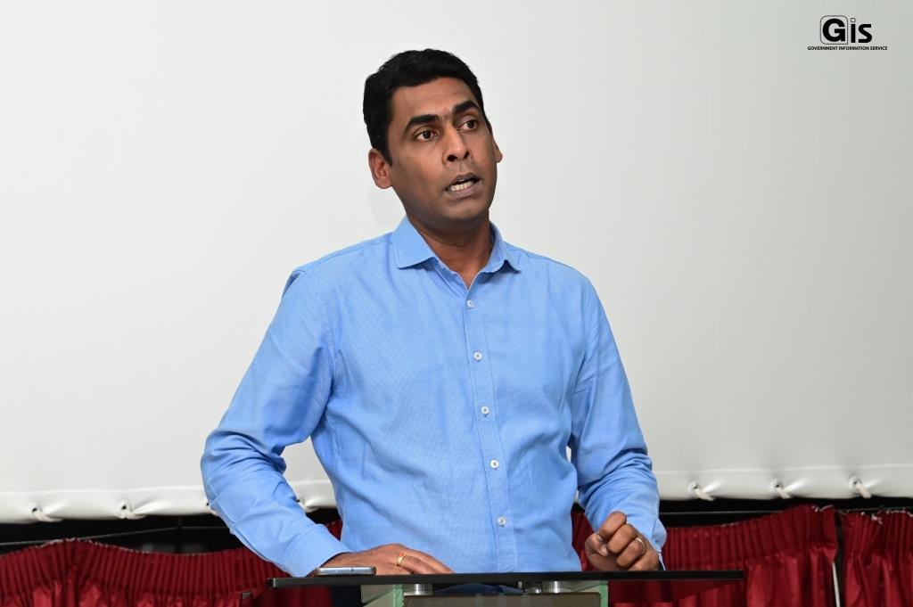 Minister Teeluck presents artworks of Mauritian artists to Egyptian ...